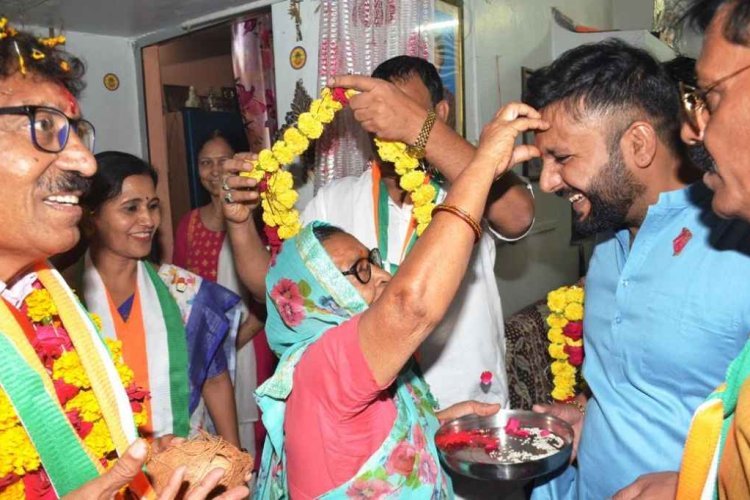 कांग्रेस प्रत्याशी पारस सकलेचा ने शहर के सखवाल नगर एवं जवाहर नगर सहित ...